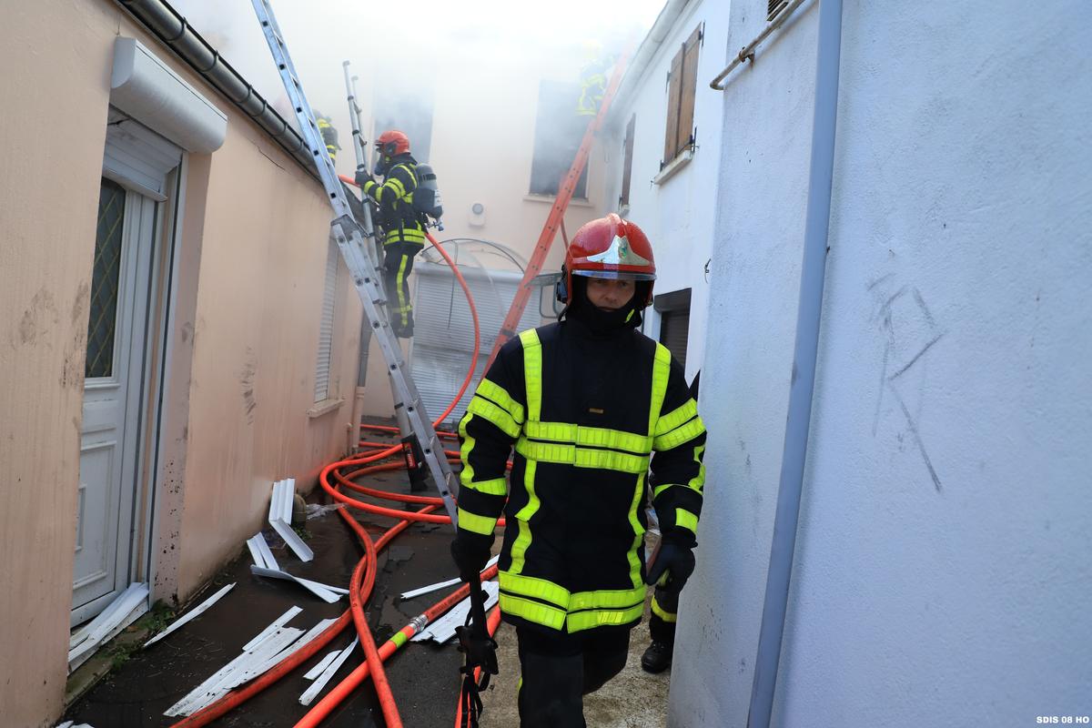Un homme qui ne veut pas sortir dans une maison enclavée en feu | SDIS08 Un homme qui ne veut pas sortir dans une maison enclavée en feu | SDIS08